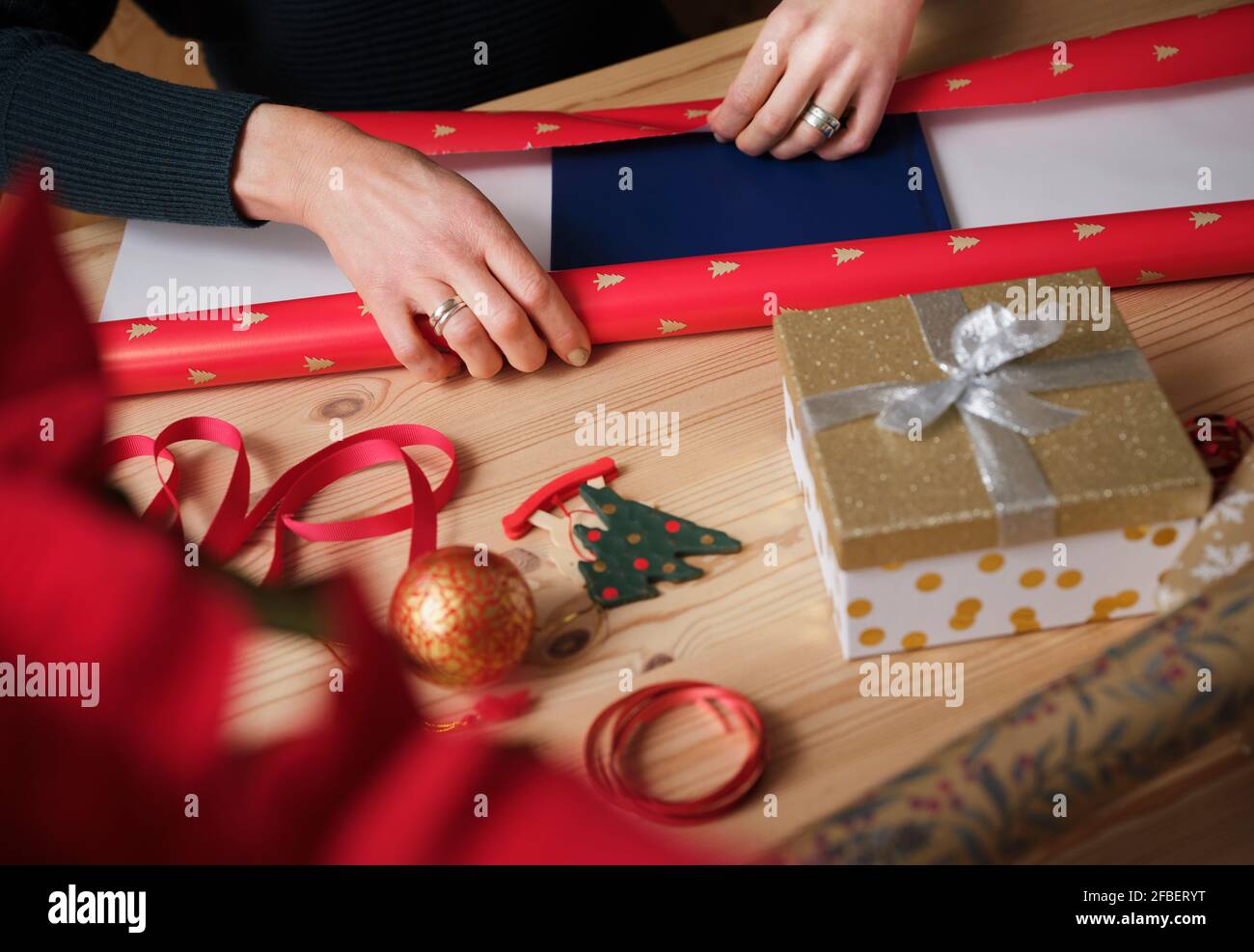Wrapping table hi-res stock photography and images - Alamy