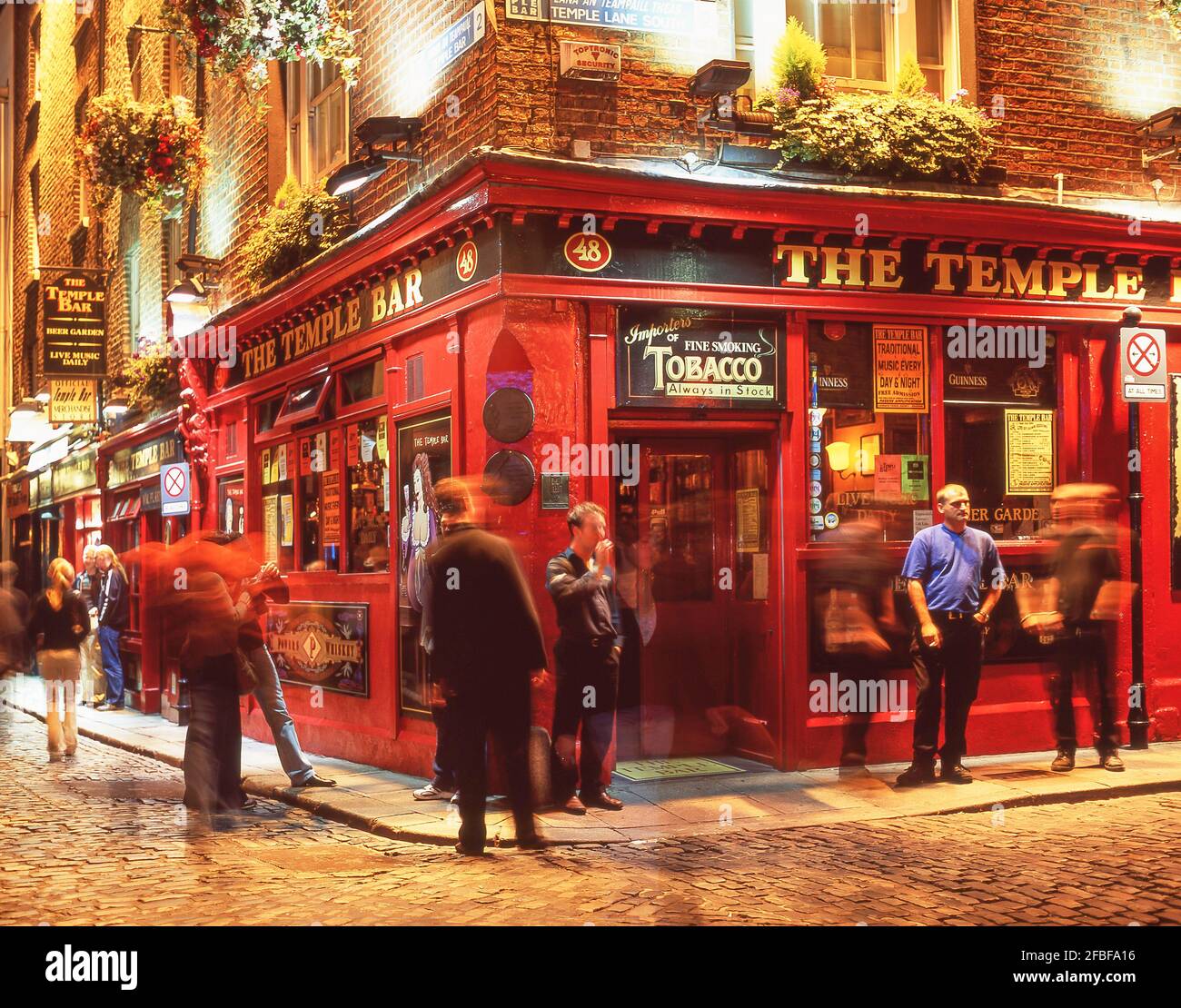 The Temple Bar Pub at night, Temple Bar, Dublin, Republic of Ireland ...
