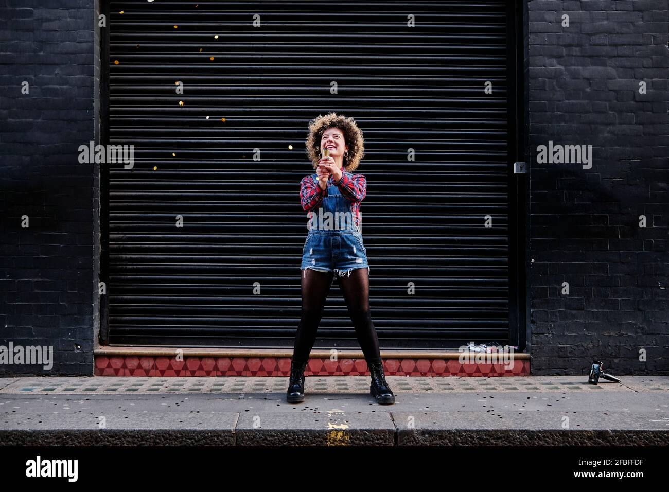 Party popper hi-res stock photography and images - Alamy