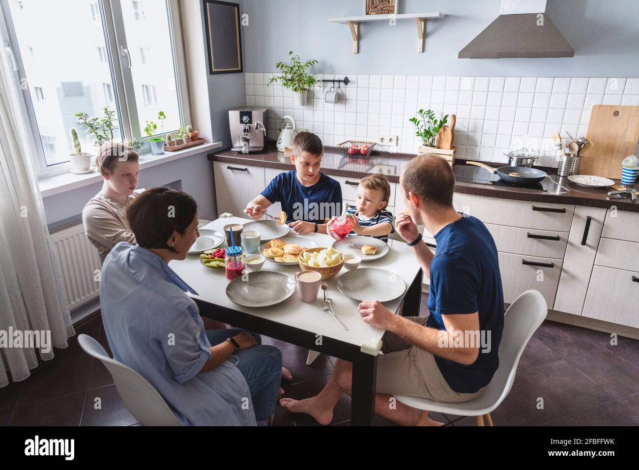 Child parents kitchen eating happy hi-res stock photography and images ...