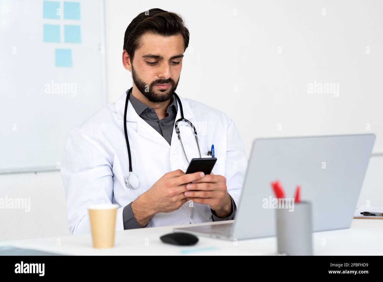 Male doctor smartphone table hi-res stock photography and images - Alamy