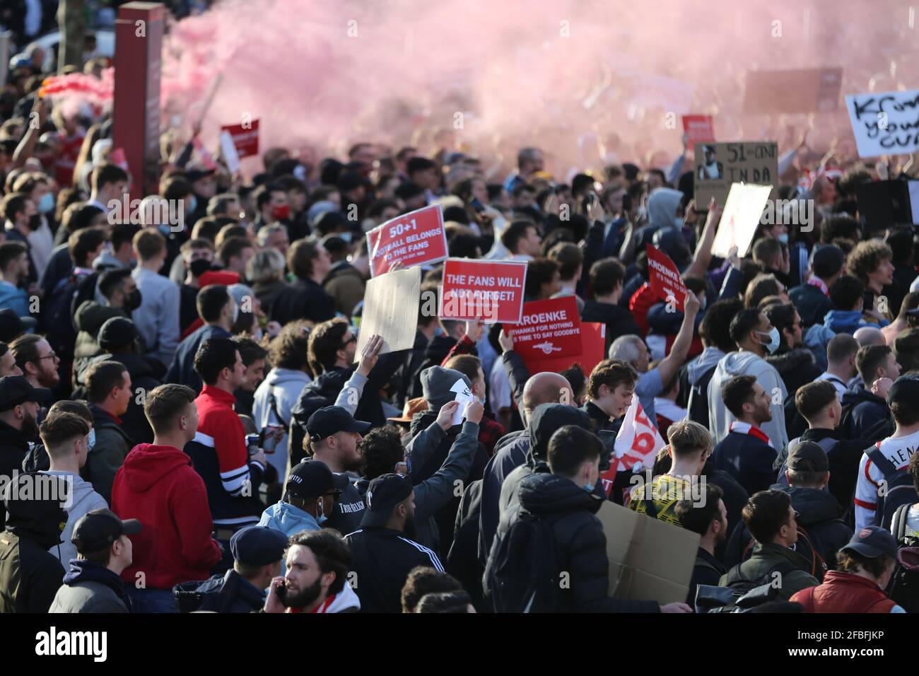 London, England, UK. 23rd Apr, 2021. Hundreds of Arsenal fans gathered ...
