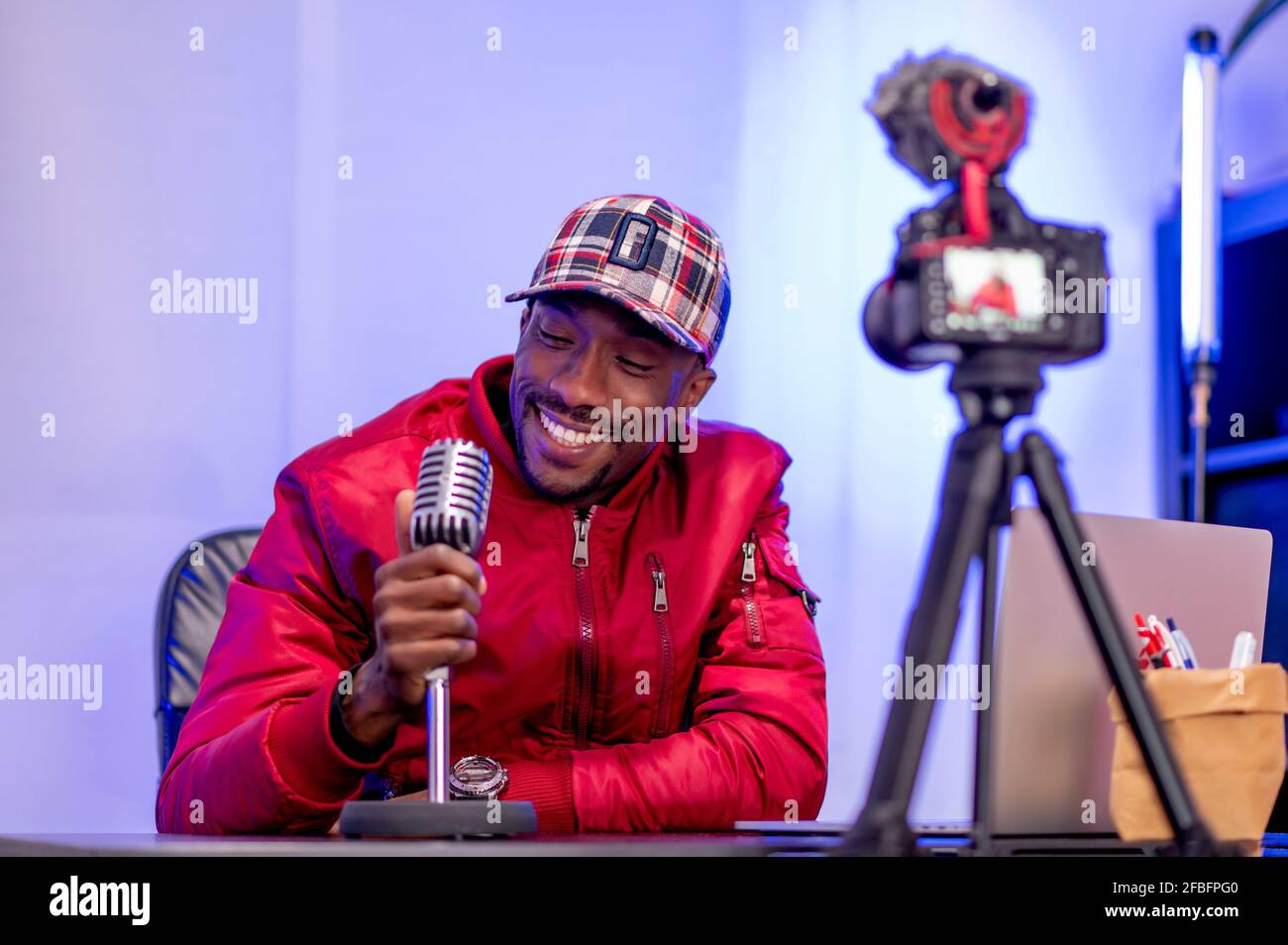 Microphone camera studio hi-res stock photography and images - Alamy