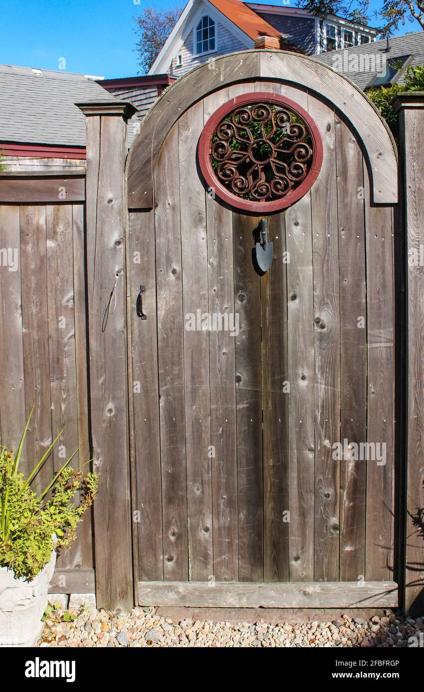 Inviting garden gate hi-res stock photography and images - Alamy
