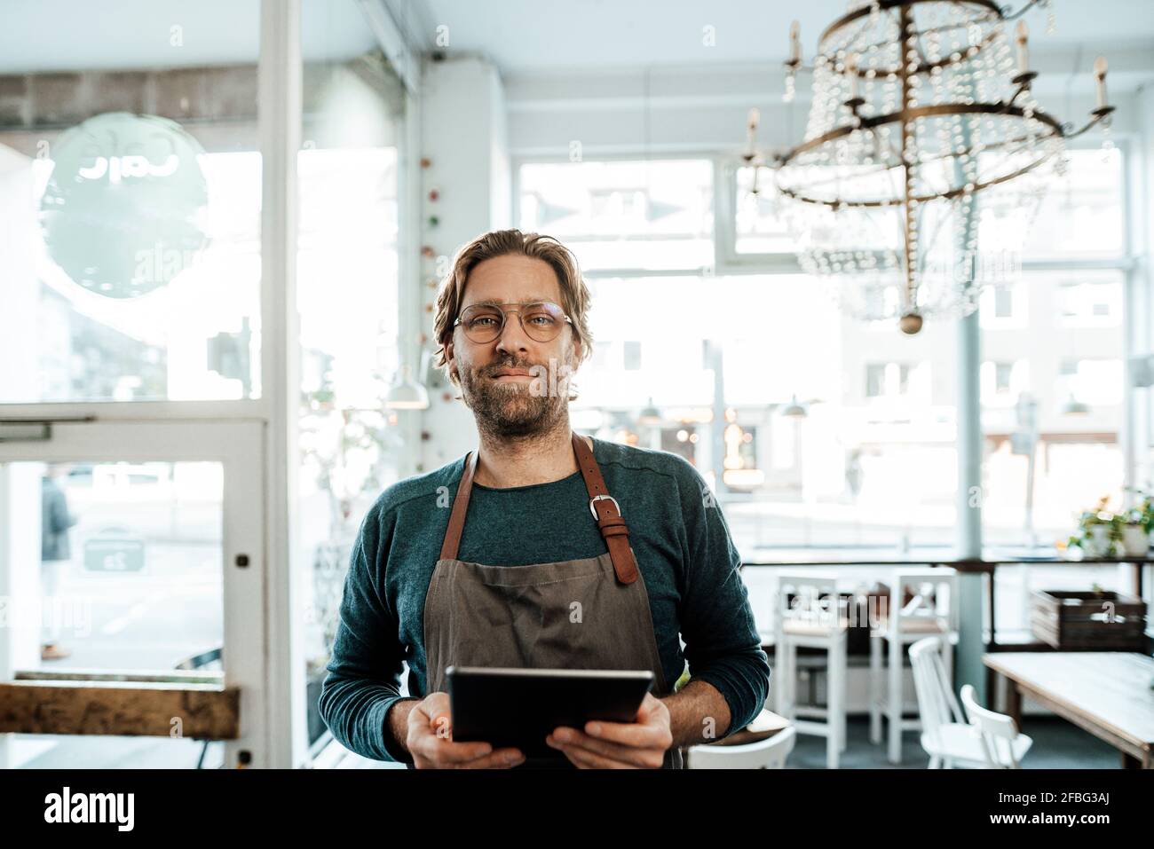 Digital tablet cafe hi-res stock photography and images - Alamy