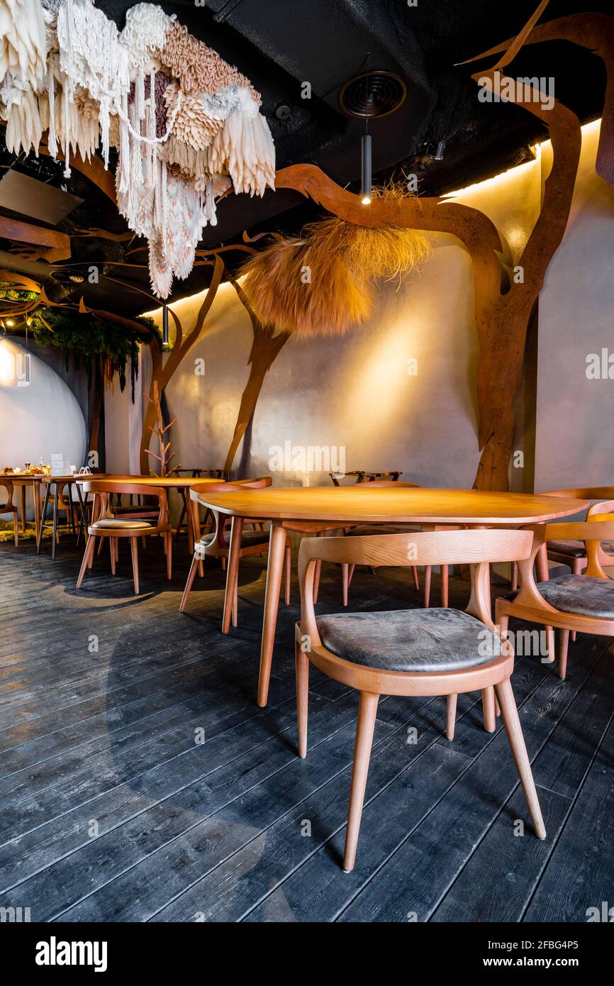 Empty restaurant with modern interior Stock Photo - Alamy