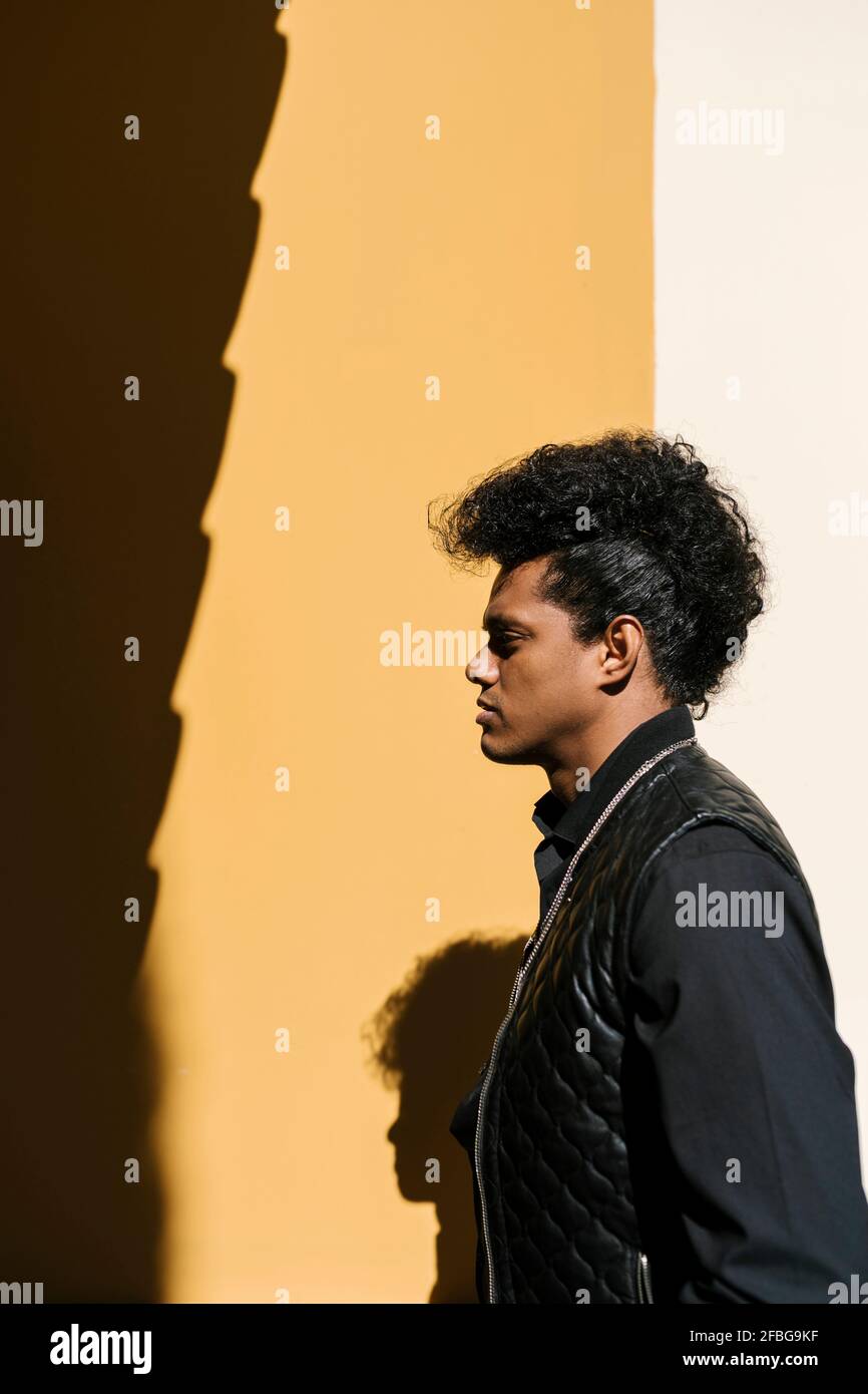 Standing sideways hi-res stock photography and images - Alamy