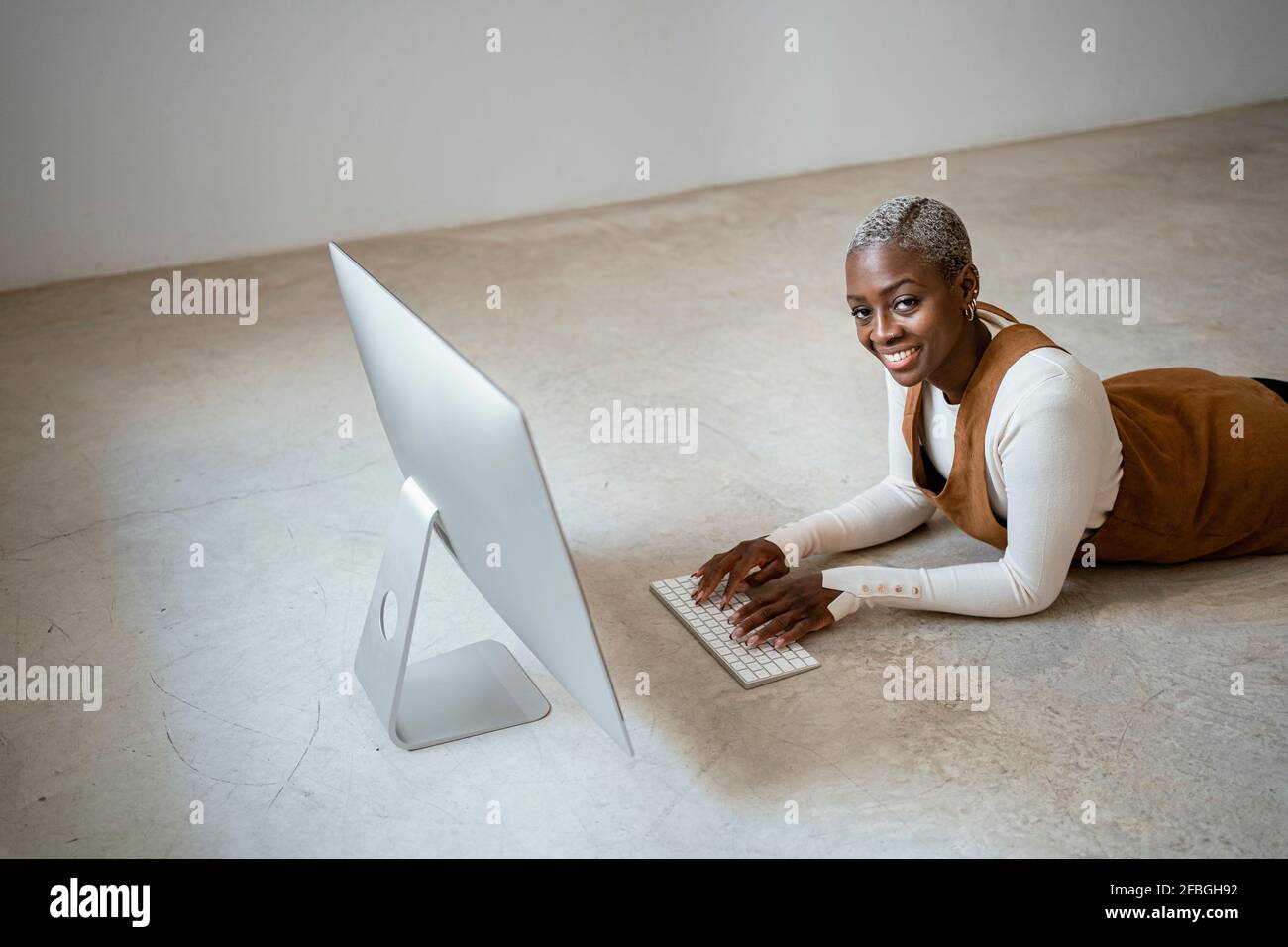 Working lying down hi-res stock photography and images - Alamy