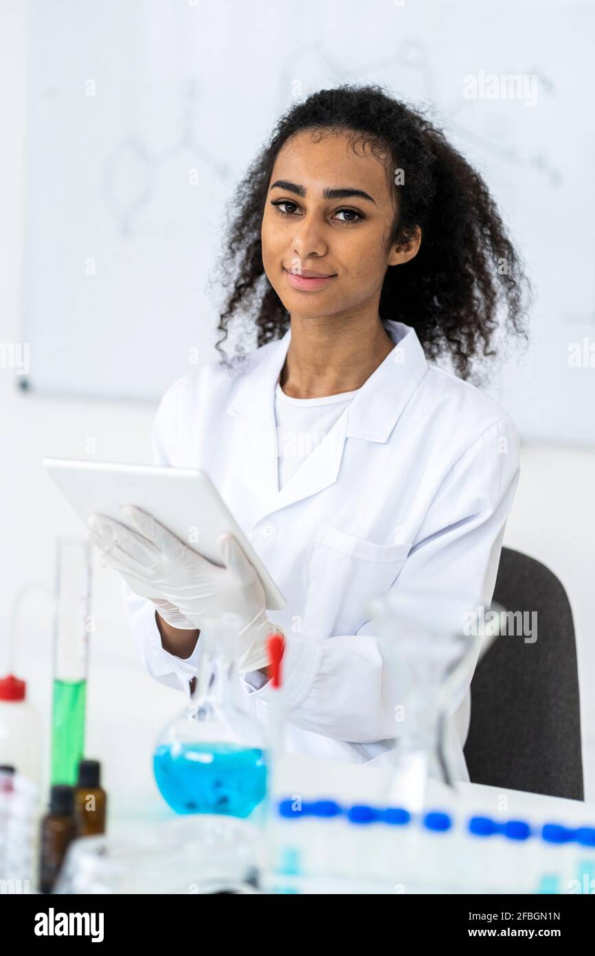 Female chemist hi-res stock photography and images - Alamy