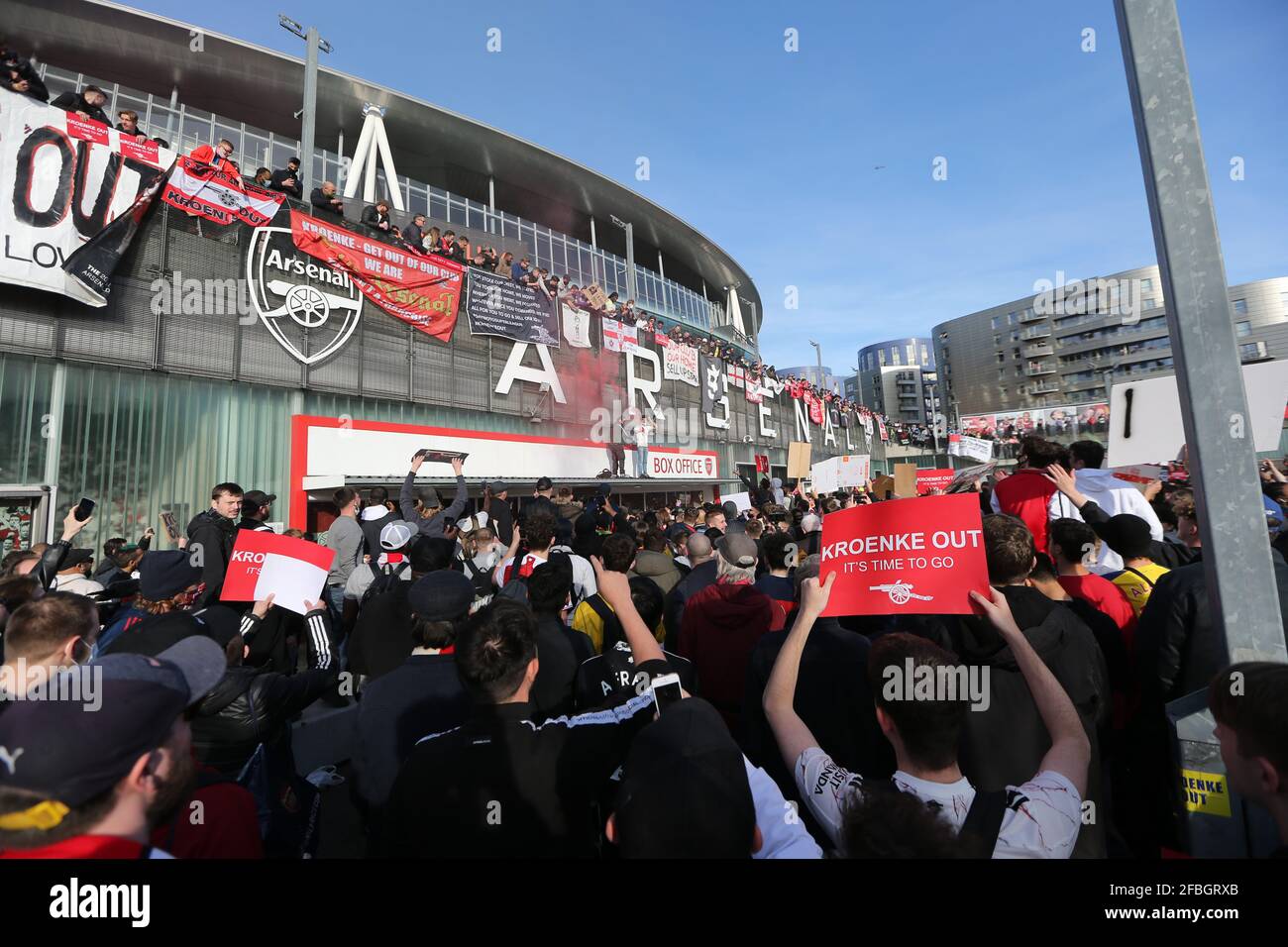 London, England, UK. 23rd Apr, 2021. Hundreds of Arsenal fans gathered ...