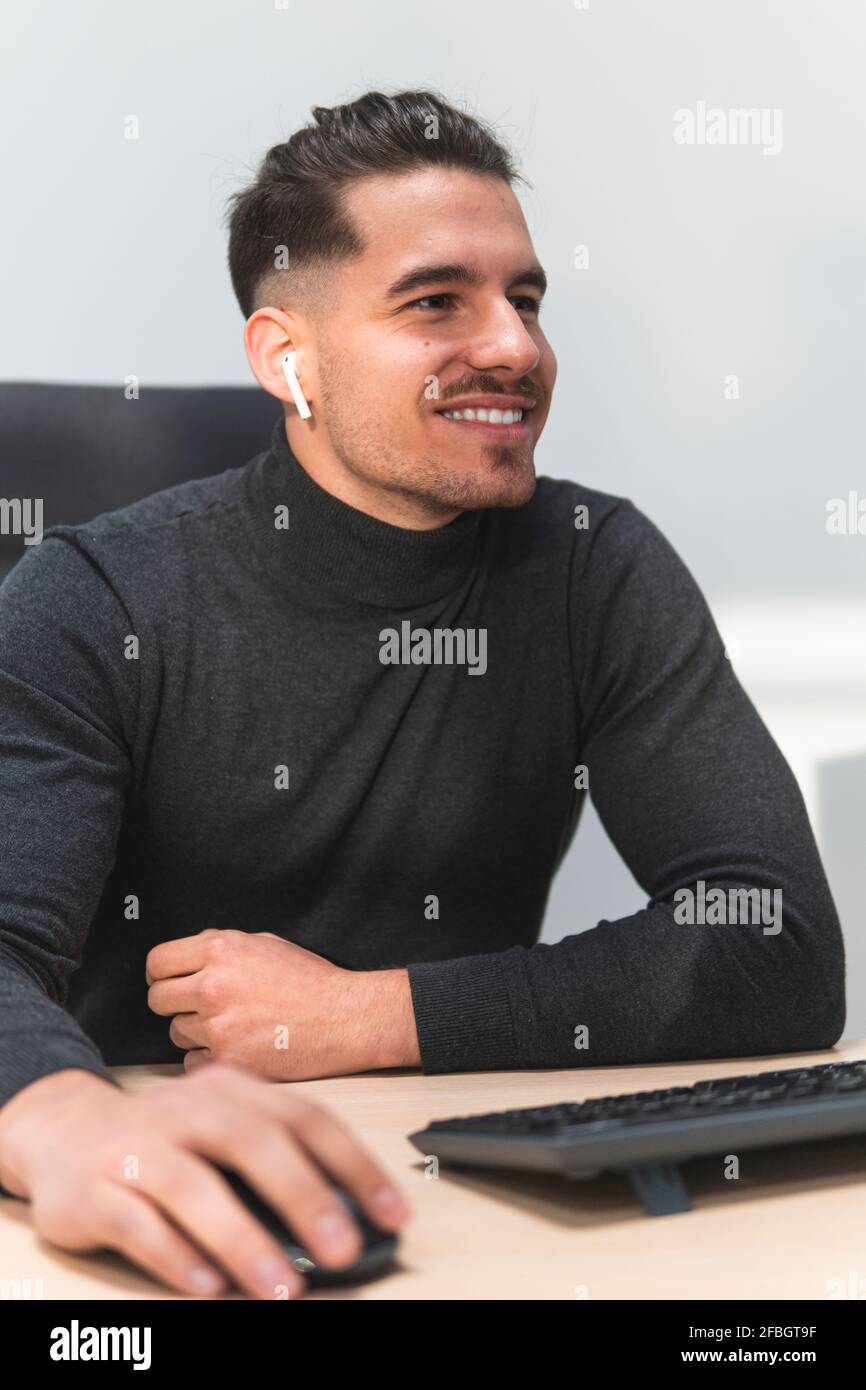 Using computer mouse hi-res stock photography and images - Alamy