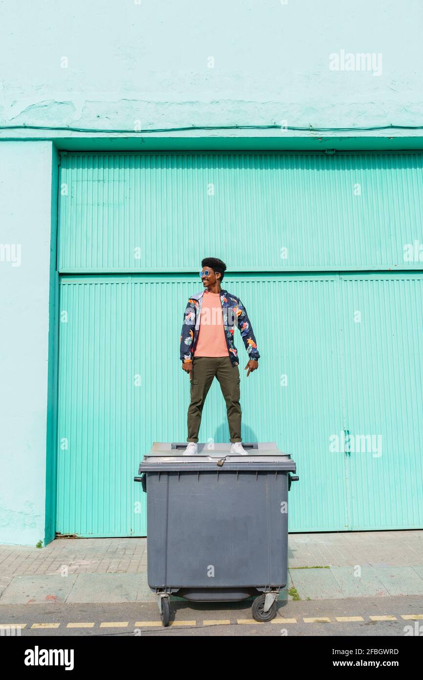 Footpath dustbin hi-res stock photography and images - Alamy
