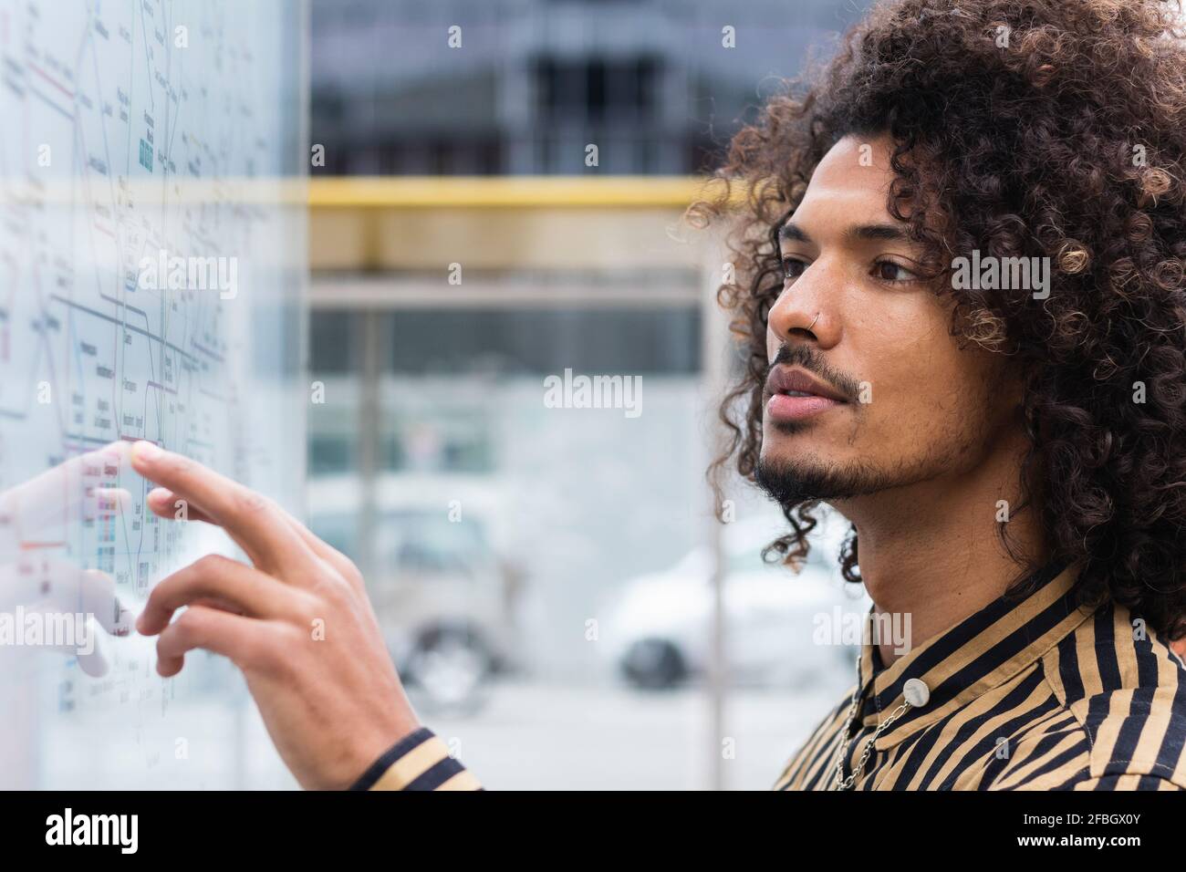Man checking the map hi-res stock photography and images - Alamy