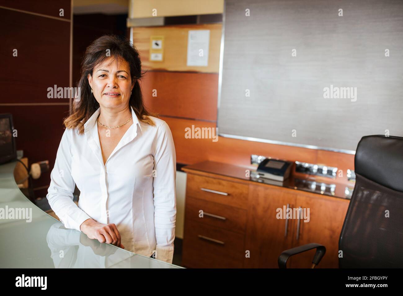 Hotel reception desk hi-res stock photography and images - Alamy