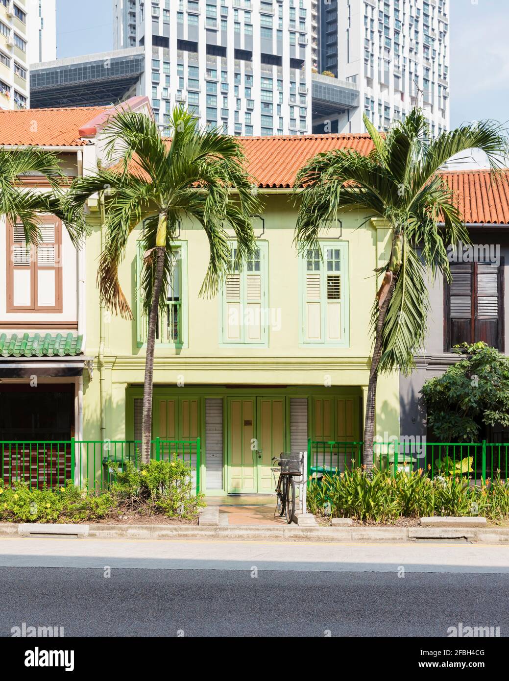 Palm trees in front house hi-res stock photography and images - Alamy