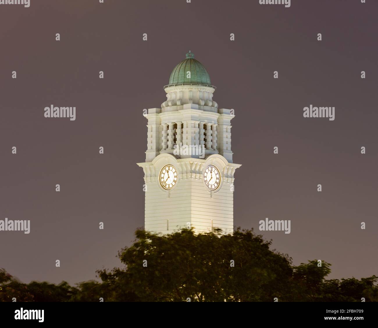 Singapore, Clock tower of Victoria Theatre and Concert Hall at night ...