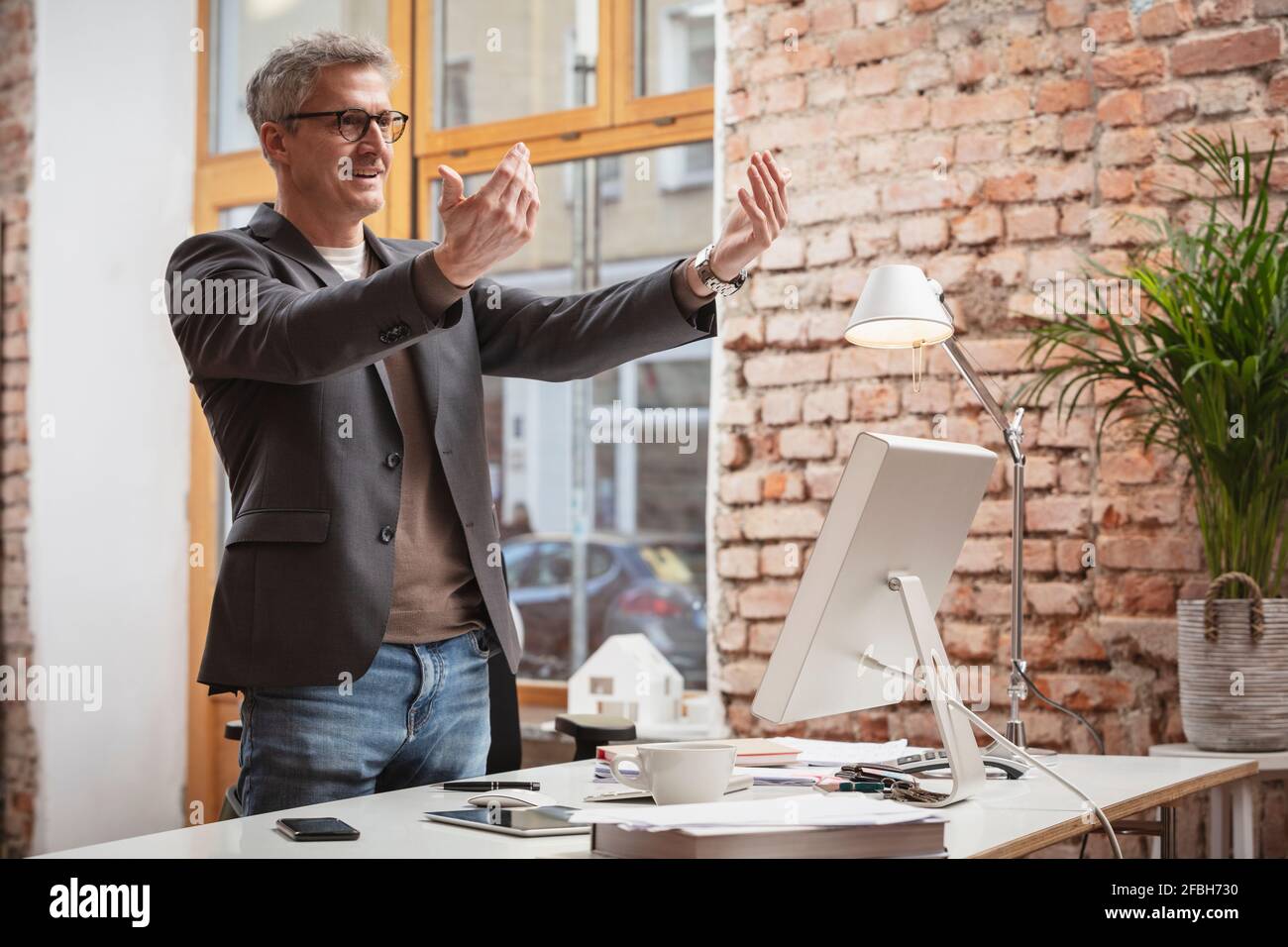 Standing table gesturing hi-res stock photography and images - Alamy