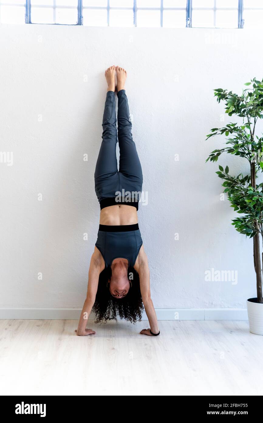 Handstand posture hi-res stock photography and images - Alamy