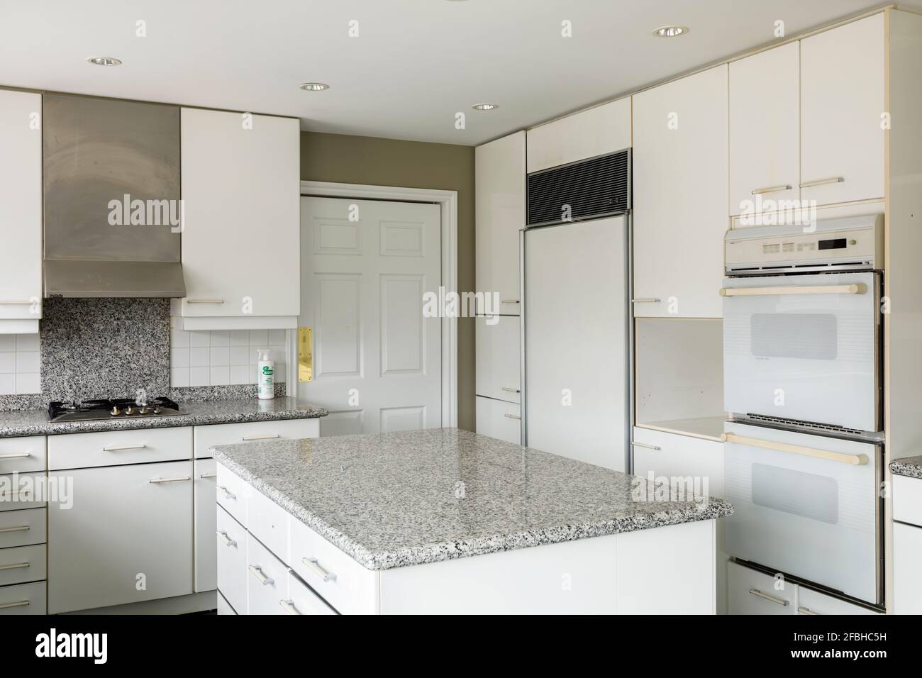 A simple white kitchen in a house Stock Photo - Alamy