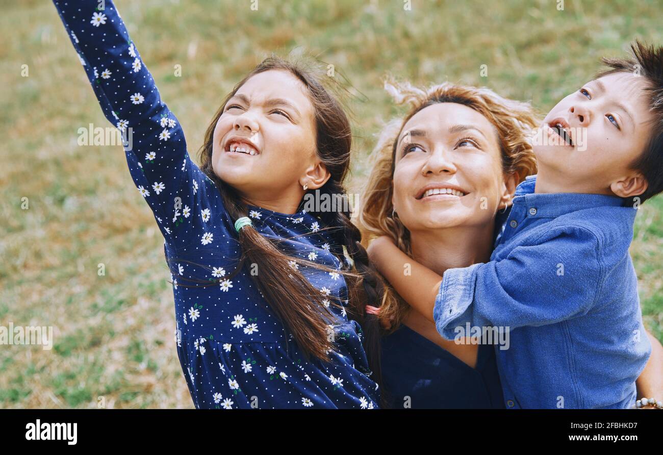 Child pointing down hi-res stock photography and images - Alamy