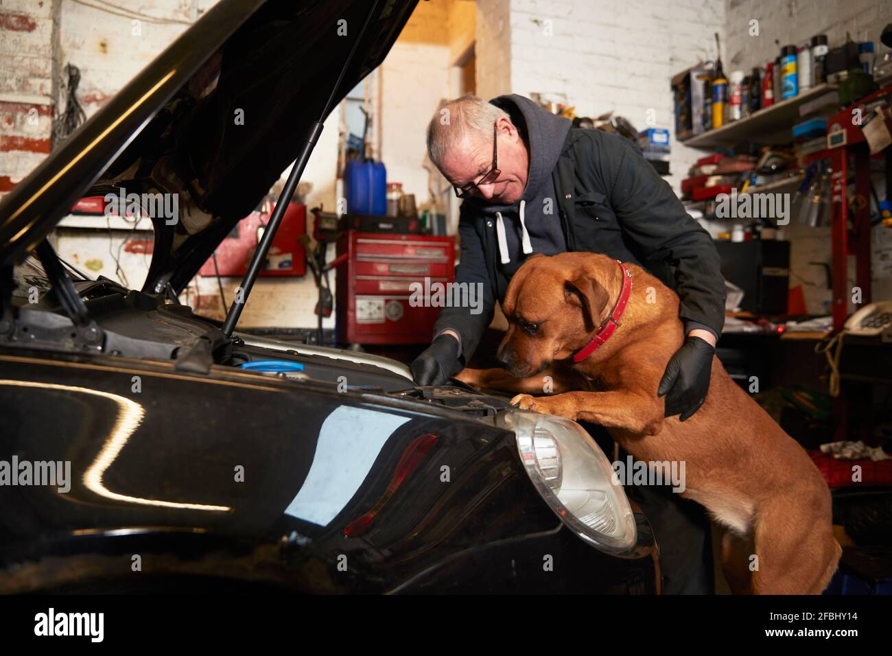 Male mechanic hi-res stock photography and images - Alamy