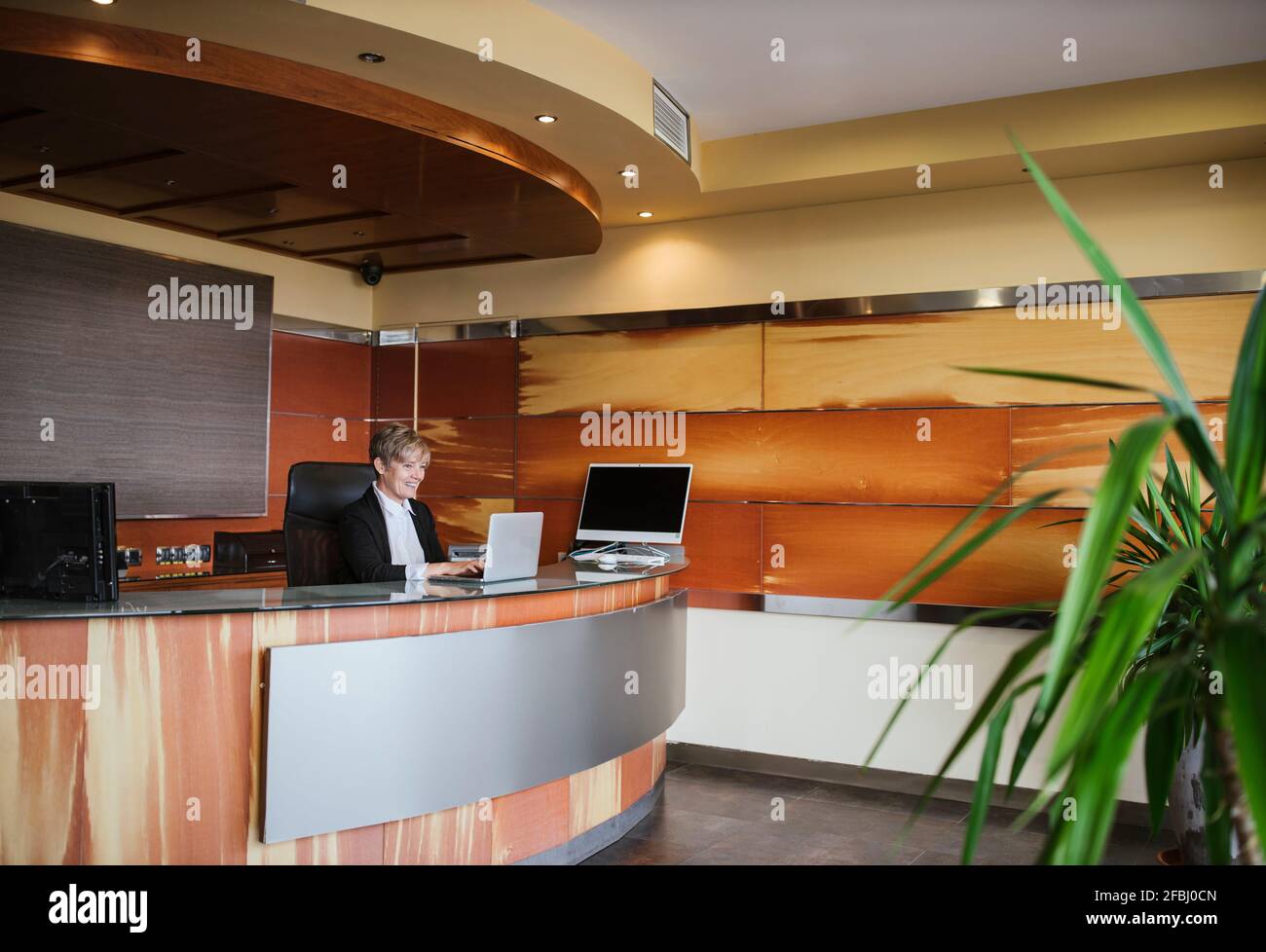Hotel lobby reception desk hi-res stock photography and images - Alamy