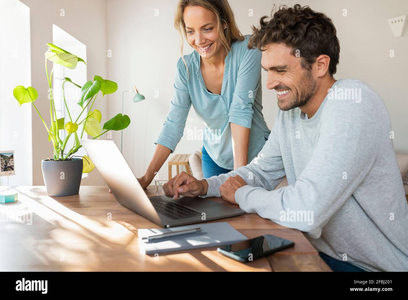 Attractive couple discussion home hi-res stock photography and images ...