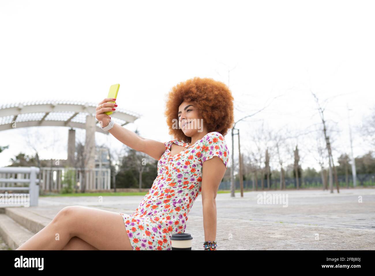 Woman taking selfie mobile phone hi-res stock photography and images ...
