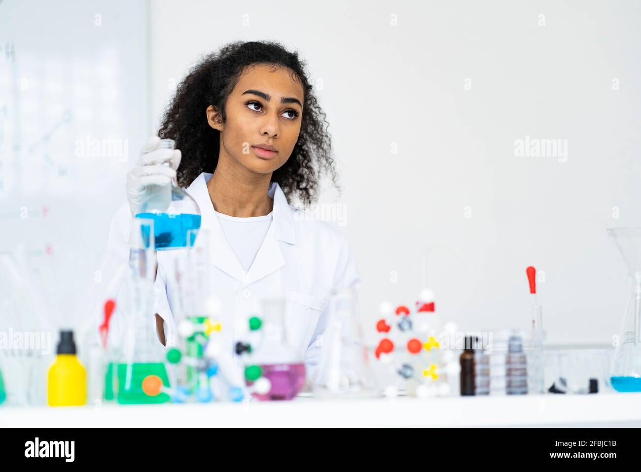 Laboratory flask hi-res stock photography and images - Alamy