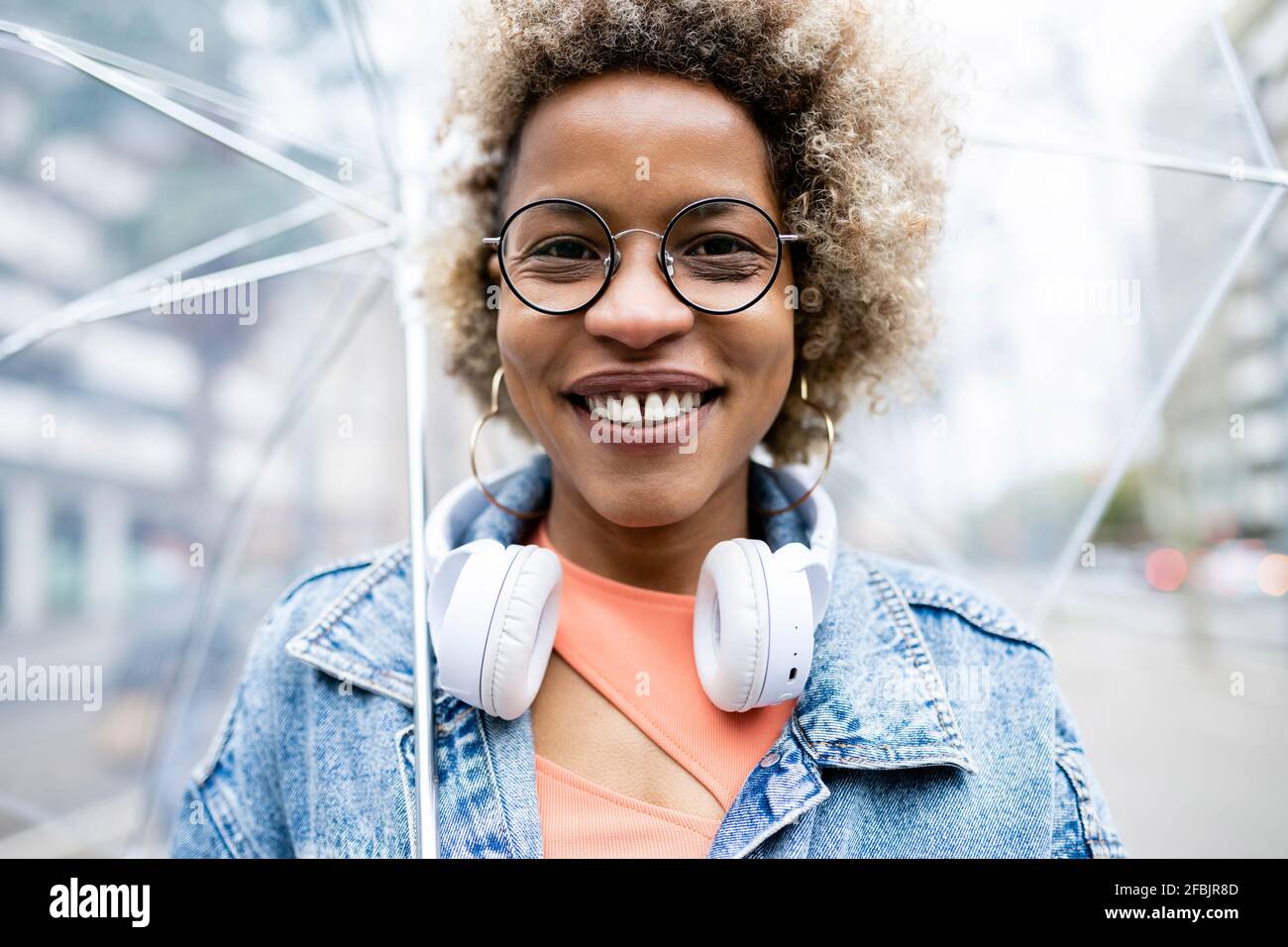 Umbrella smile woman hi-res stock photography and images - Alamy