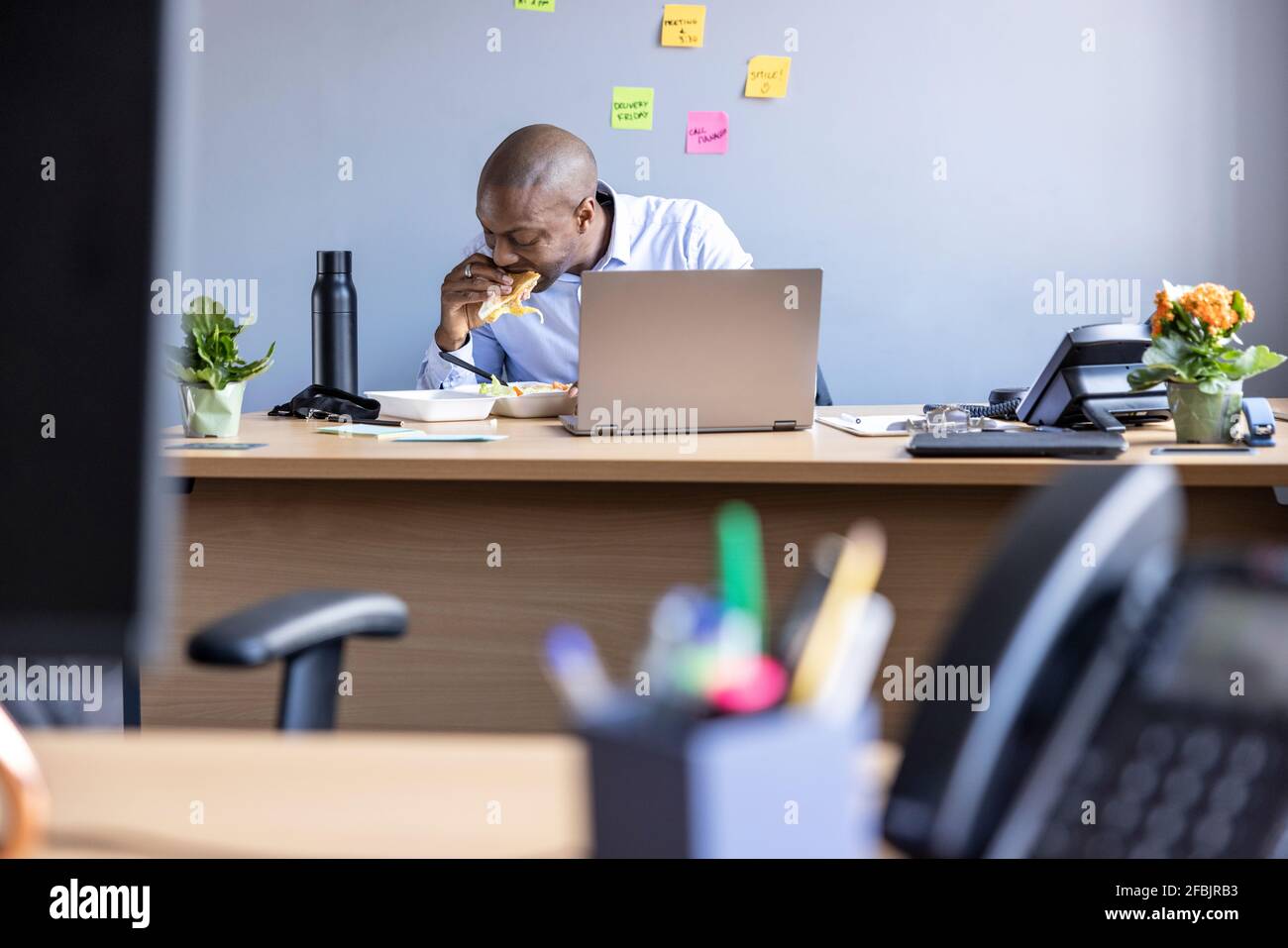 Eating at office desk man hi-res stock photography and images - Alamy