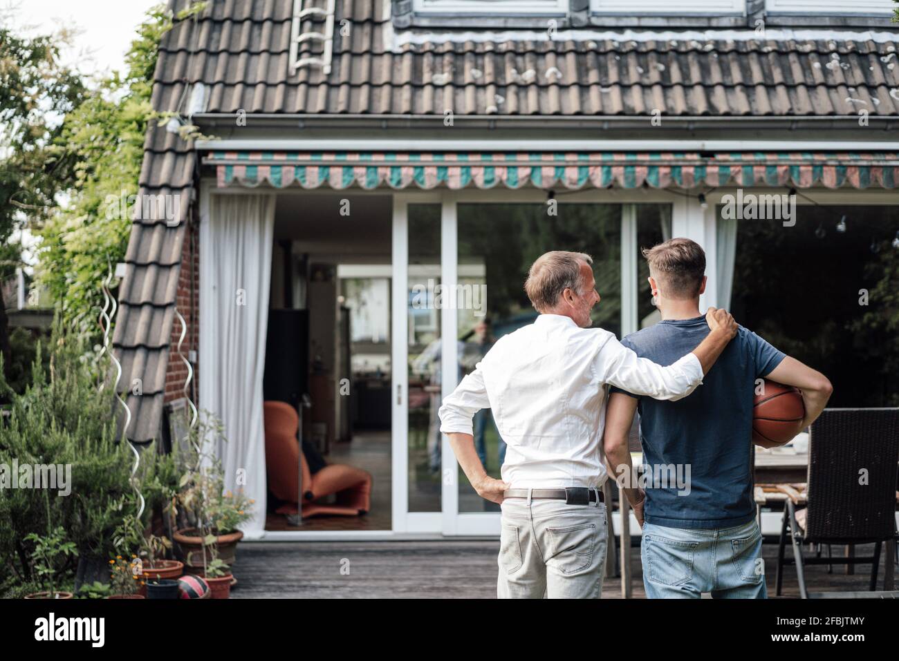 Father son arm around rear hi-res stock photography and images - Alamy