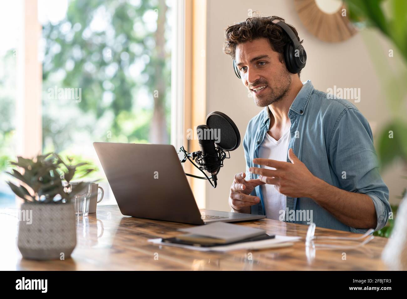 Speaking into microphone hi-res stock photography and images - Alamy