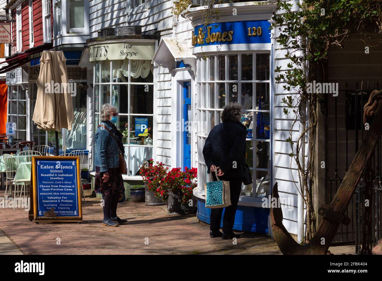 Row of shops high street uk hi-res stock photography and images - Alamy