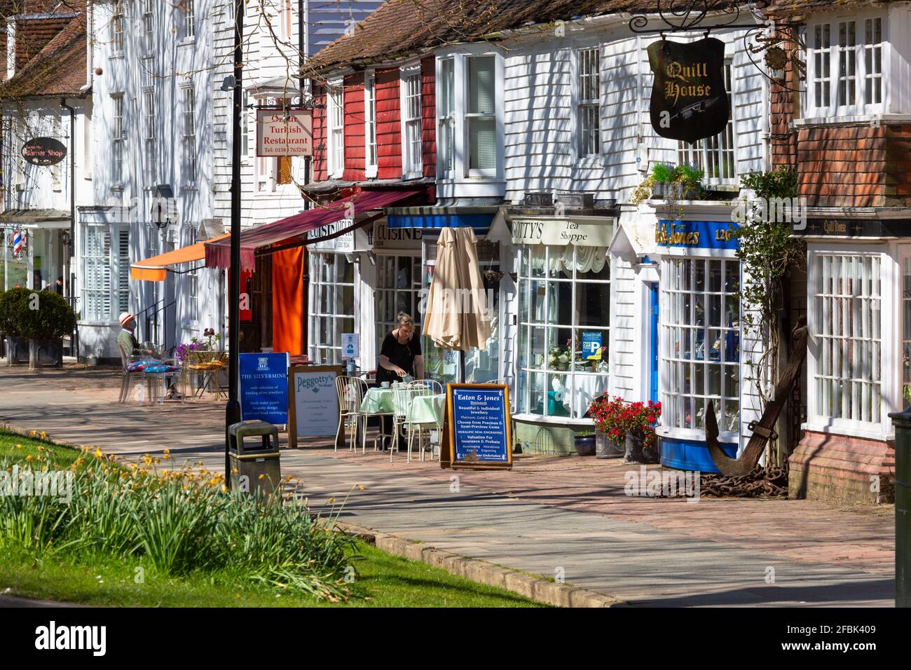 Uk high street shops row hi-res stock photography and images - Alamy