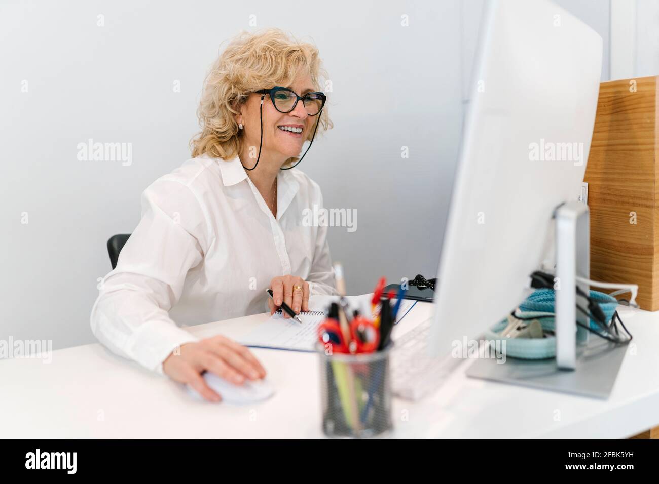 Office reception hi-res stock photography and images - Alamy