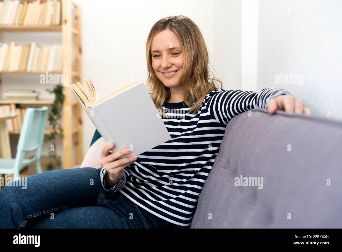 Woman reading book mid hi-res stock photography and images - Alamy