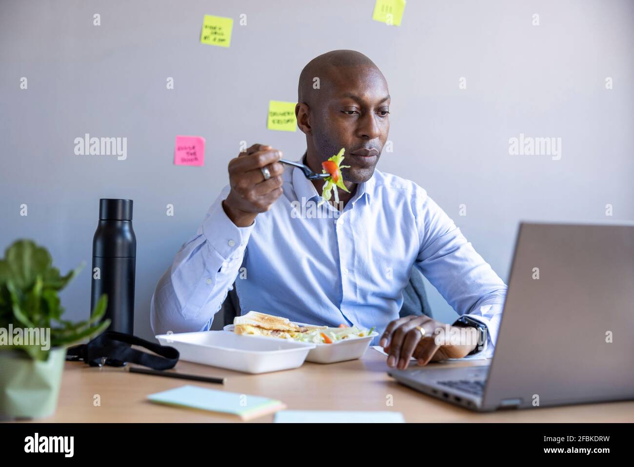 Eating at office desk male hi-res stock photography and images - Alamy