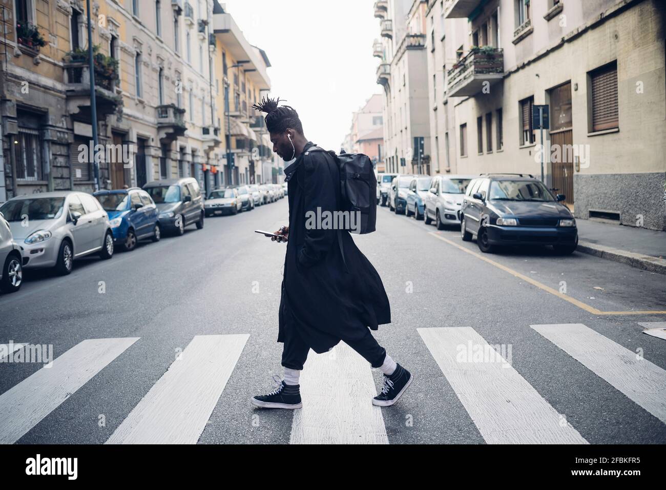 Mobile phone crossing road hi-res stock photography and images - Alamy