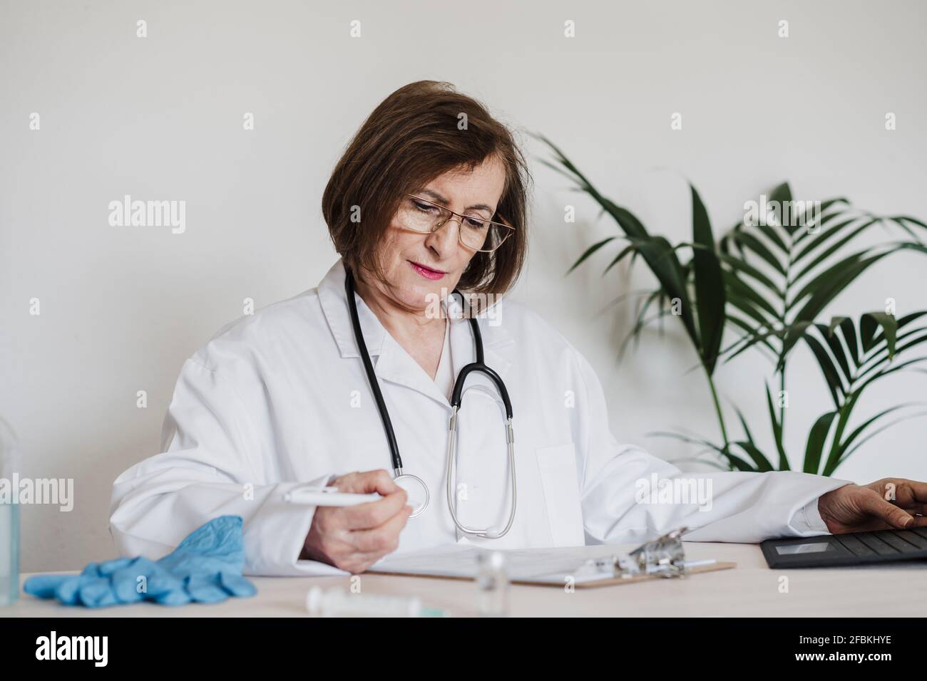 Doctor reading report hi-res stock photography and images - Alamy