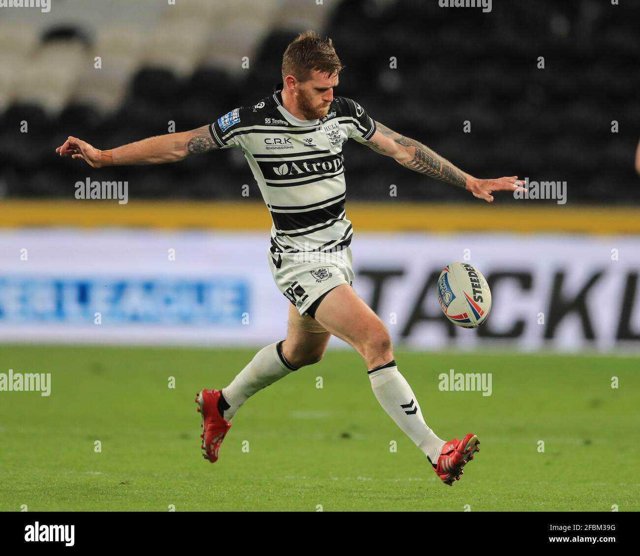 Marc Sneyd (7) of Hull FC kicks the ball down field Stock Photo - Alamy
