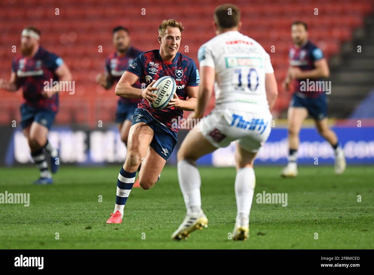 Max Malins of Bristol Bears on the attack against Joe Simmonds of ...