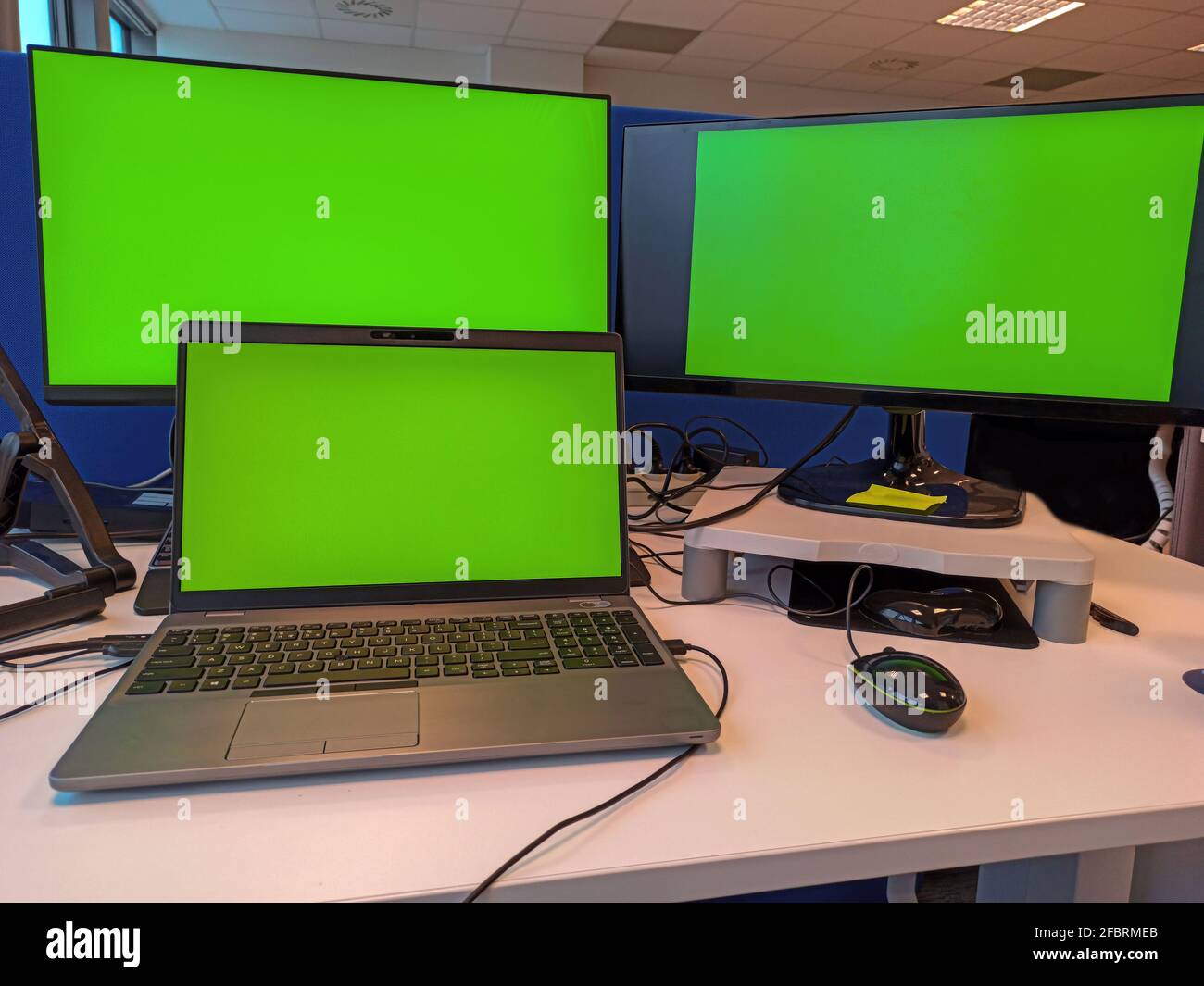 Chroma green screen of laptop computer desktop on wooden table. blur ...