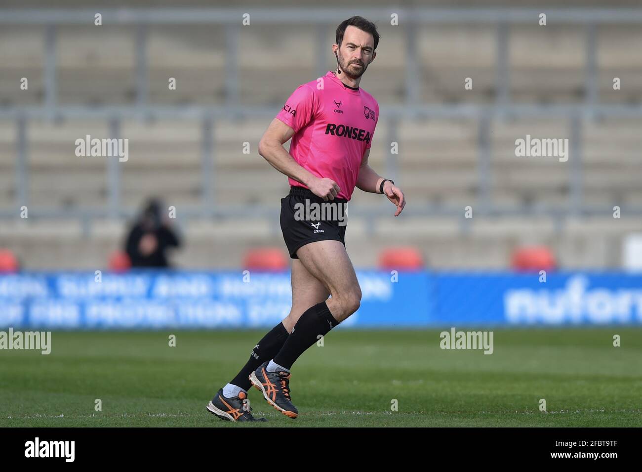 James bell referee hi-res stock photography and images - Alamy