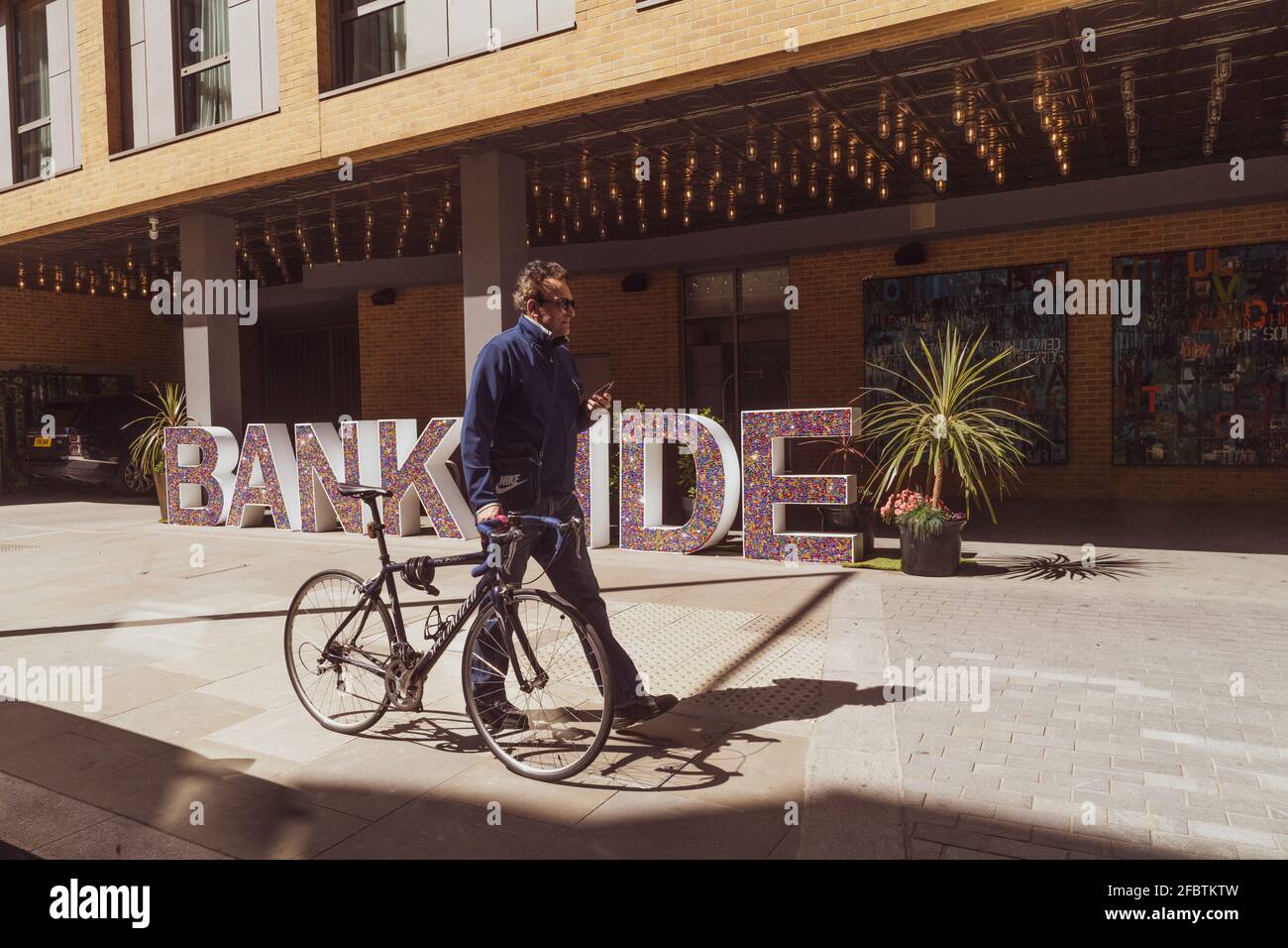 Hilton hotel logos hi-res stock photography and images - Alamy