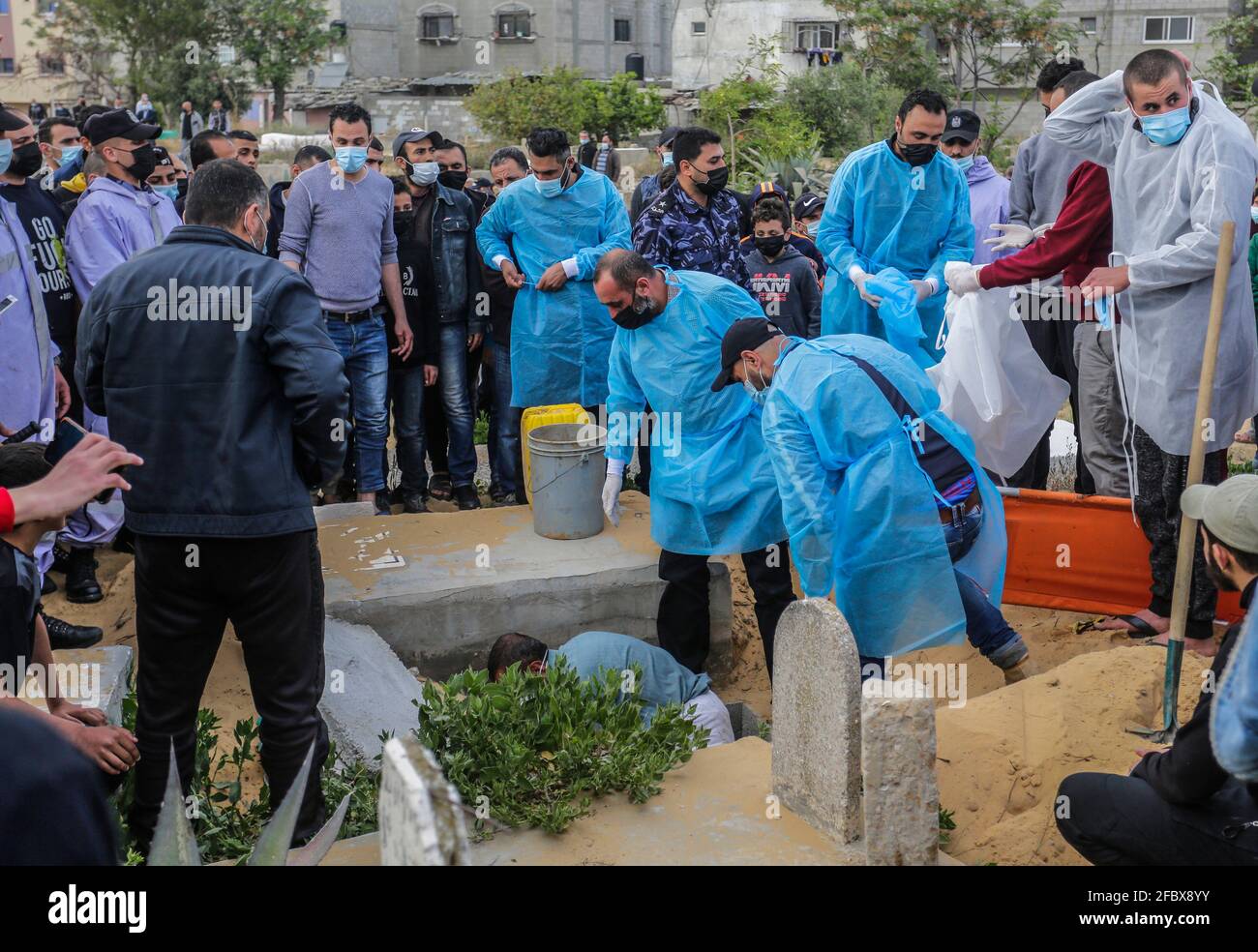 Gaza City, The Gaza Strip, Palestine. 23rd Apr, 2021. Palestinians bury ...