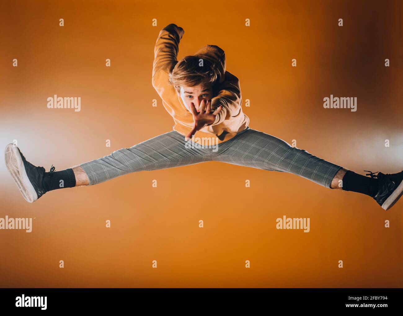 Dancer performing breakdance moves hi-res stock photography and images ...