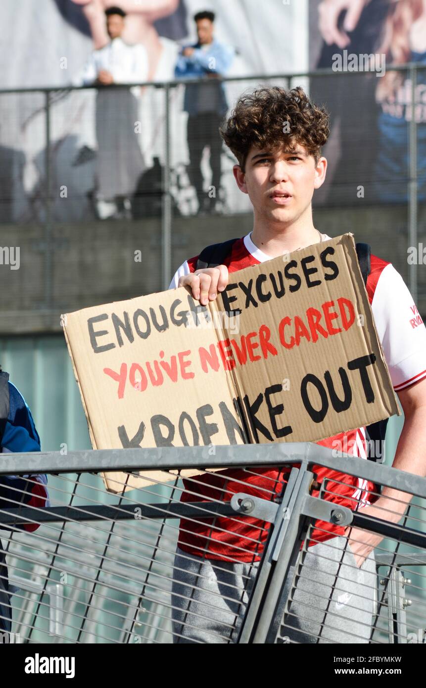 Arsenal fans outside the emirates stadium hi-res stock photography and ...