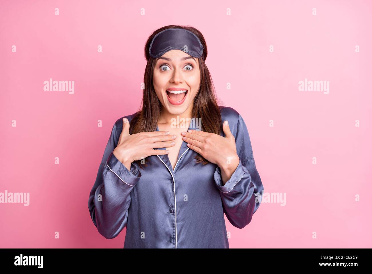 Photo portrait of shocked screaming girl touching chest with two hands ...