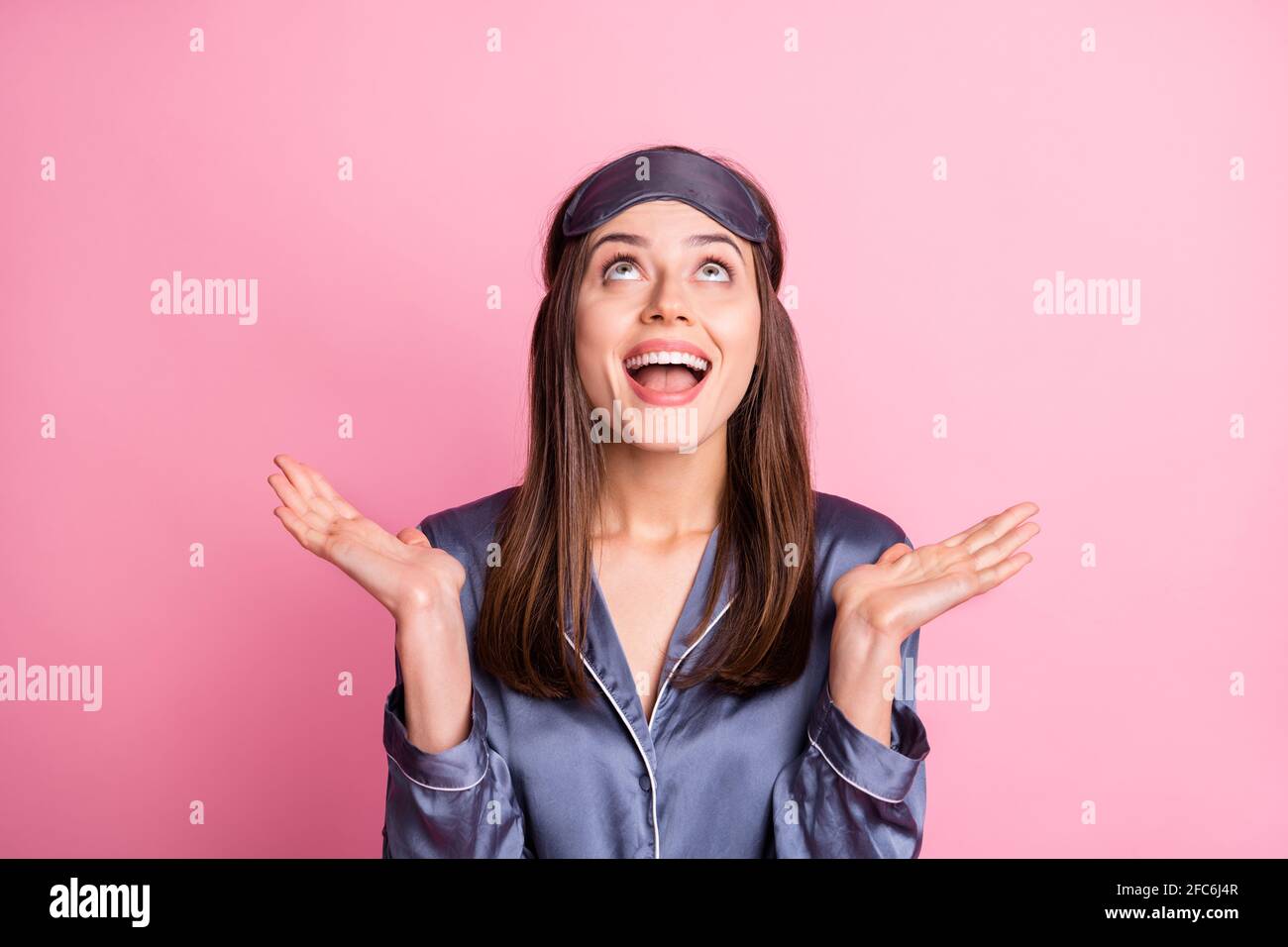 Photo portrait of impressed girl looking up showing two palms isolated ...